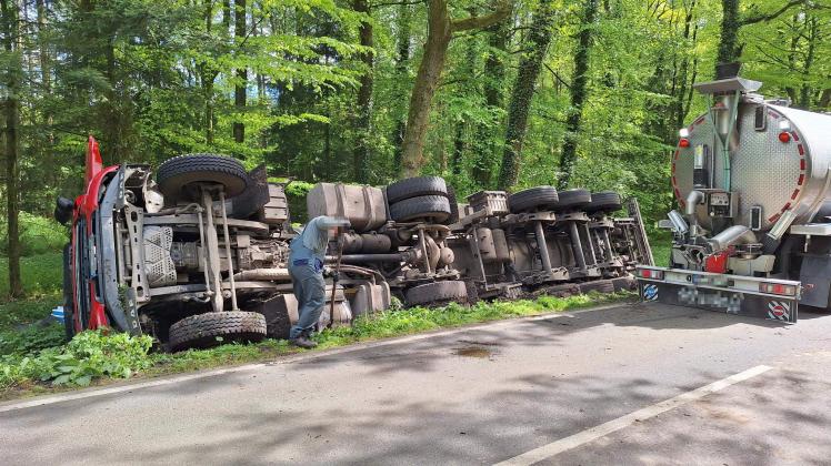 Mit Gülle beladener Sattelzug kippt bei Harpstedt auf die Seite | DKO
