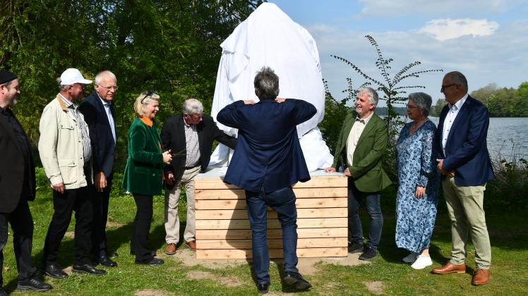 Eutiner Kopf enthüllt: Amalie von Oldenburg nach Komponist Weber