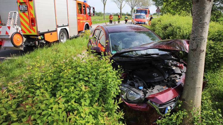 Unfall bei Elmshorn: Betrunkener Autofahrer prallt gegen Baum