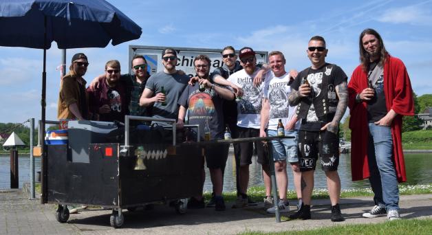 Vaterstagstour in Rendsburg: Mit Korn, Bier und Bollerwagen