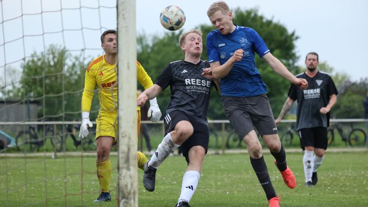 Kicker der SG Wilstermarsch feiern den Aufstieg in die Kreisliga