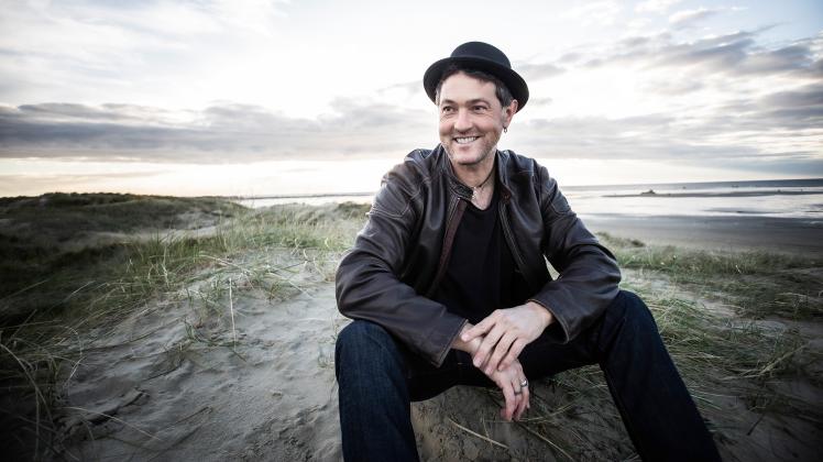 Gerrit Hoss gibt ein Konzert im Freibad in Lägerdorf