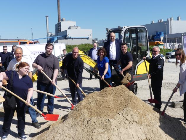 Bürgermeister Apfeld mit Minibagger bei Glückstädter Feuerwehr | SHZ