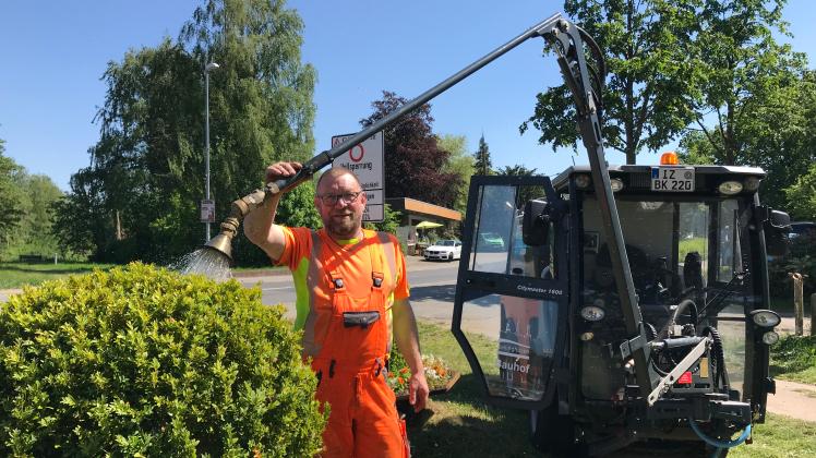 Bauhof Kellinghusen freut sich über modernen Multiträgerwagen