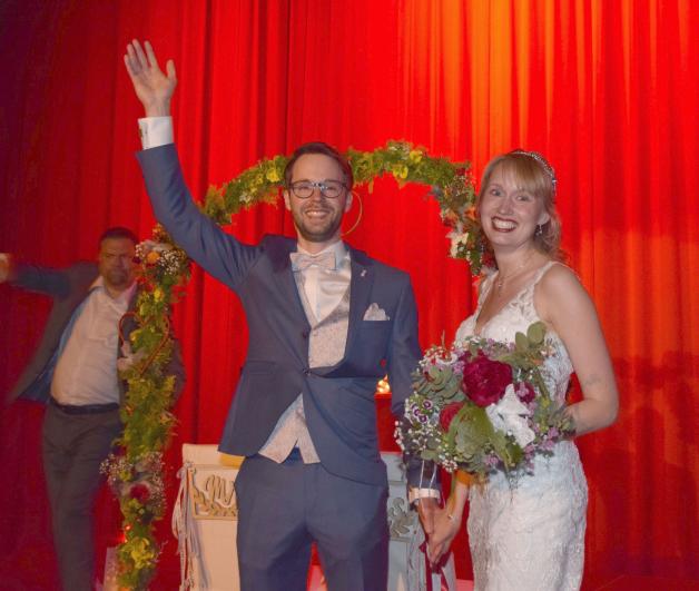 Rendsburg Brautpaar heiratet im Kino, die Liebe begann bei Tinder