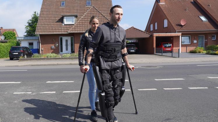 Exoskelett: Querschnittsgelähmte beim Citylauf Lingen 2024 dabei