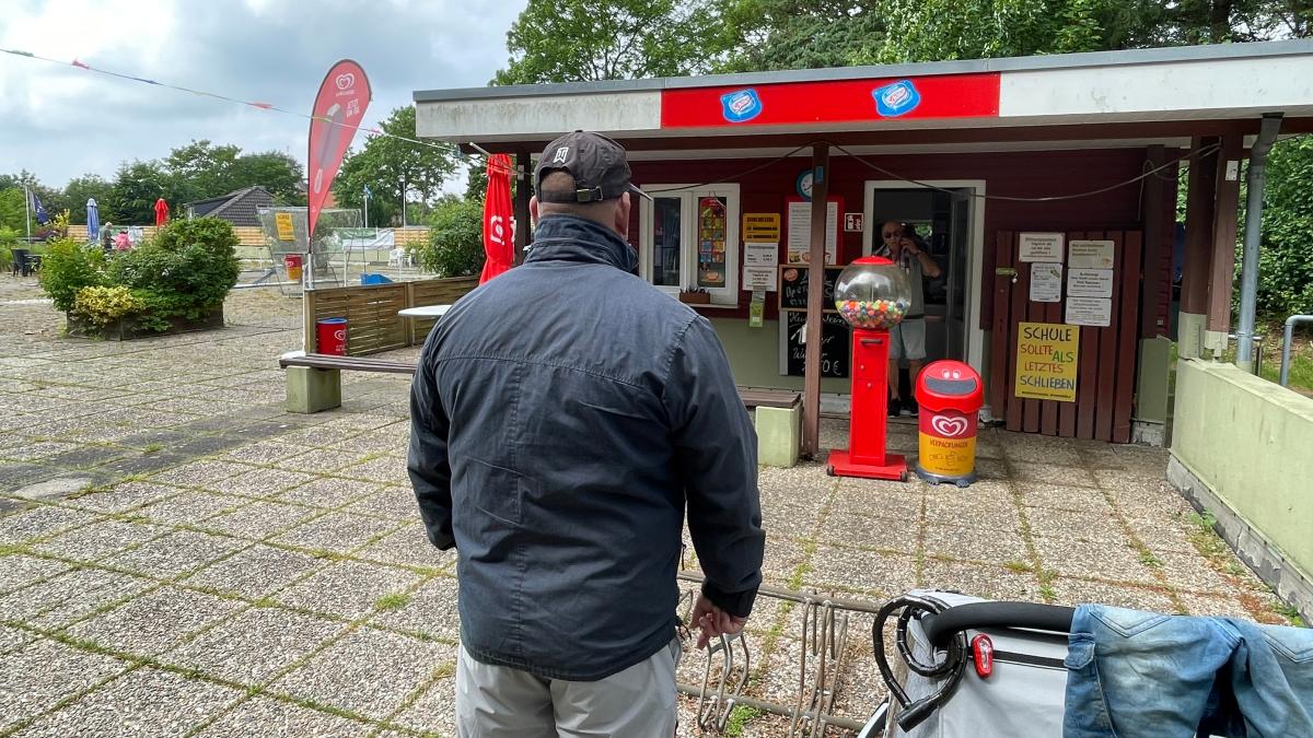 Husum: Mann soll mit Schreckschusswaffe auf Person gezielt haben