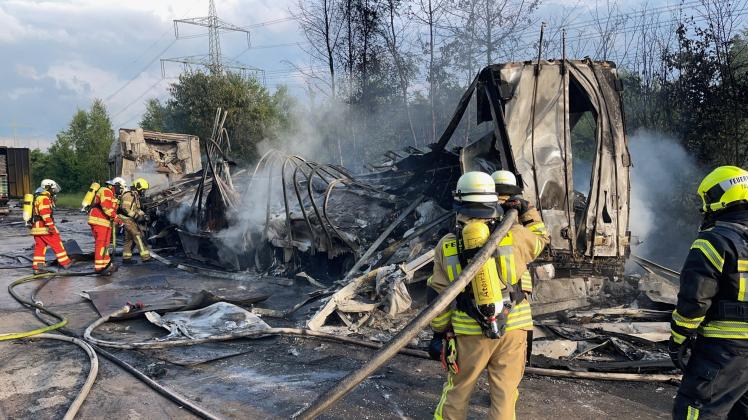 Lkw-Brand auf A24 bei Gudow: Drei Lkw brennen nach Unfall aus