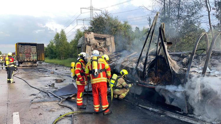 Unfall auf A24 bei Gudow: Feuer zerstört drei Lkw auf Autobahn