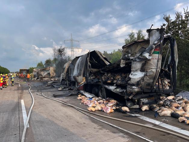 Unfall auf A24 bei Gudow: Feuer zerstört drei Lkw auf Autobahn