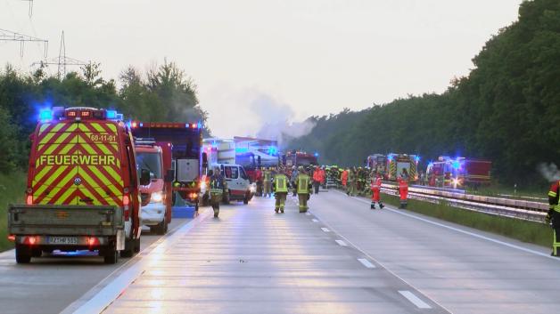 Unfall auf A24 bei Gudow: Feuer zerstört drei Lkw auf Autobahn