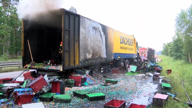 Unfall auf A24 bei Gudow: Feuer zerstört drei Lkw auf Autobahn