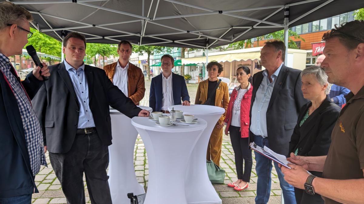 Europa statt Fisch, Wurst und Käse: Wahl-Talk auf dem Wochenmarkt