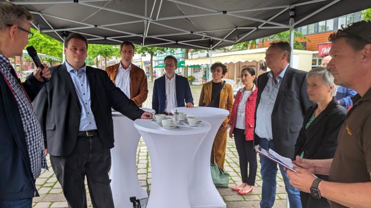 Europa statt Fisch, Wurst und Käse: Wahl-Talk auf dem Wochenmarkt