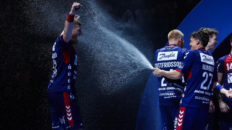 SG Flensburg-Handewitt feiert mit ihren Fans große Titelsause