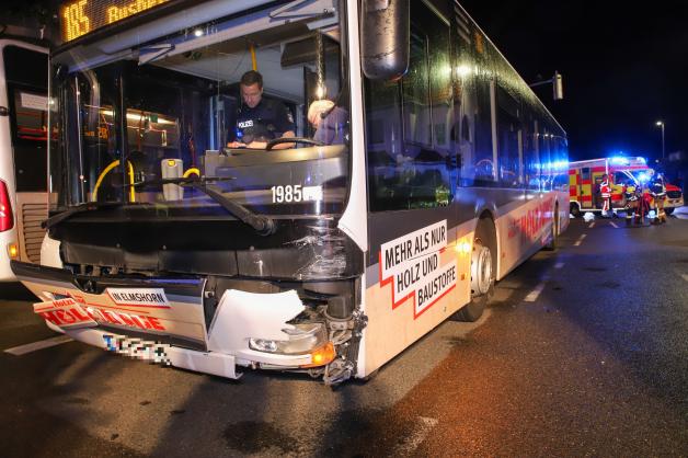 Zwei Menschen nach Unfall mit Linienbus in Schenefeld verletzt
