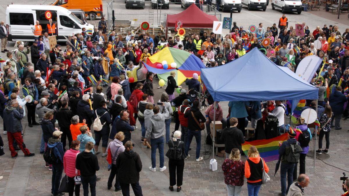 Eutin: Bunter Flashmob zum Diversity-Tag als Zeichen für Vielfalt