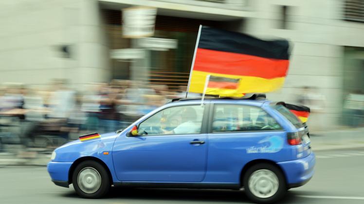 Fußball-EM 2024: Das müssen Sie bei Auto-Deko beachten