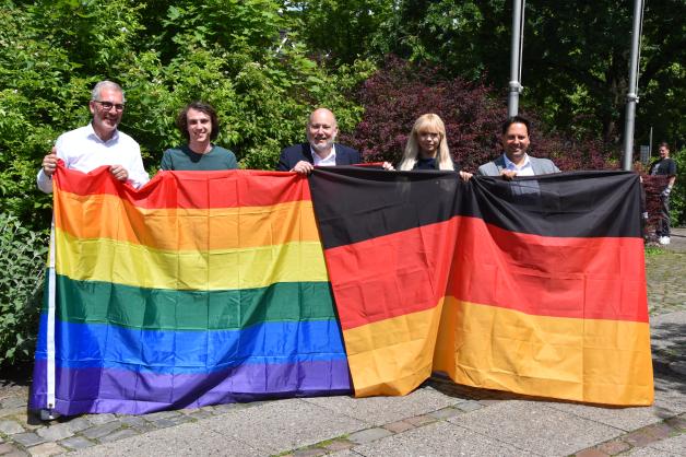 Langer Weg: Deshalb hisst Quickborn jetzt die Regenbogenflagge | SHZ