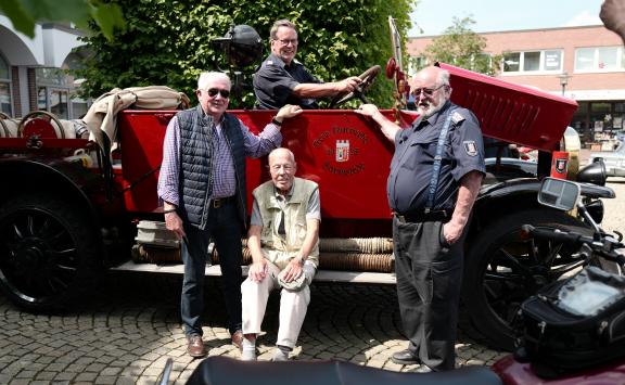 Barmsteder Kombination aus Flohmarkt und Oldtimern