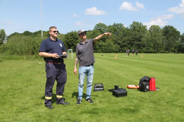 Was die Feuerwehrleute aus Leck beim Drohnenführerschein erlebten