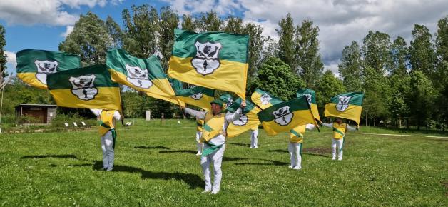Fahnenschwenker bereiten sich auf Gilde-Feier in Krempe vor