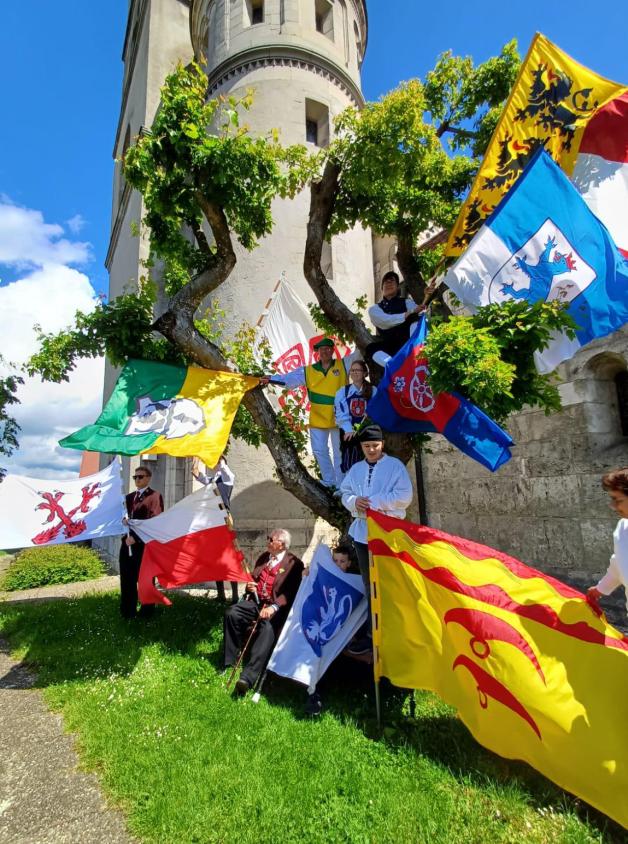 Fahnenschwenker bereiten sich auf Gilde-Feier in Krempe vor