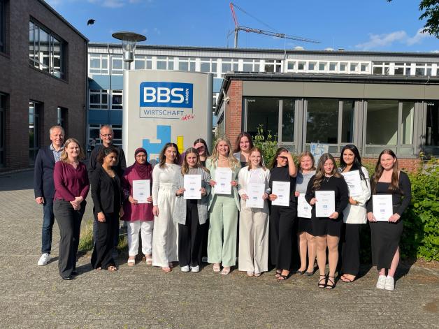 BBS Wirtschaft in Lingen verabschiedet elf MFA