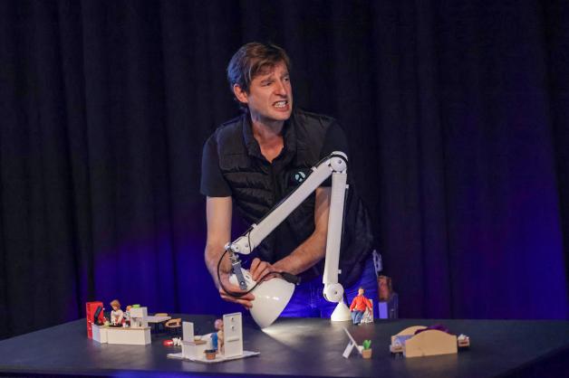 Klasse der GS Schinkel erlebt im Figurentheater ein Stück über KI