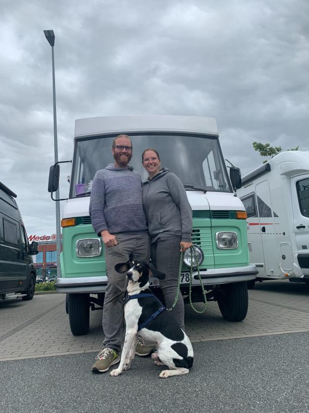 Tour im Düdo: Flensburger Paar reist jetzt zu dritt durch Europa