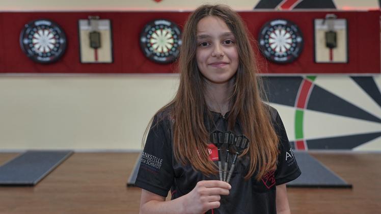 Panagiota Kenzidou aus Buer spielt mit elf Jahren bei der Dart-DM