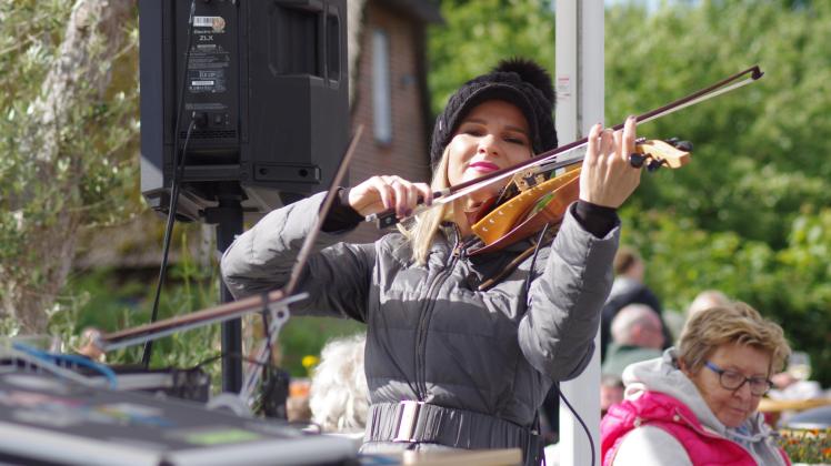 Violinistin Coco Belle spielt am Strand von Eckernförde