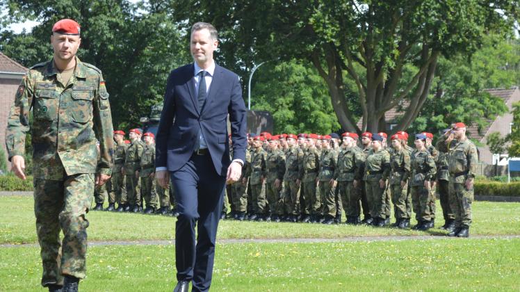 84 Soldaten legen Eid in der Delmetal-Kaserne in Delmenhorst ab