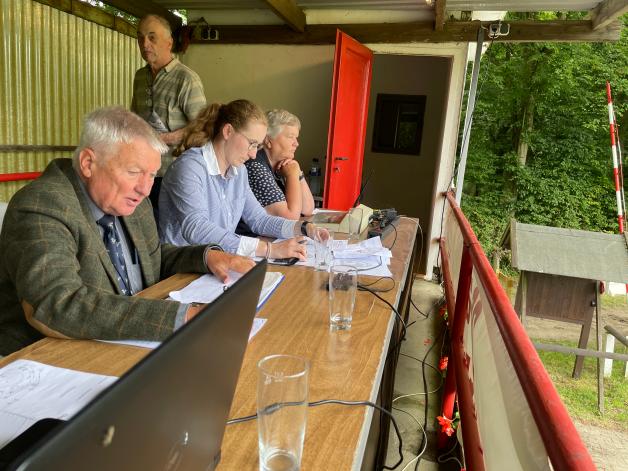 So bewerten die Richter in Oldendorf (Melle) die jungen Pferde