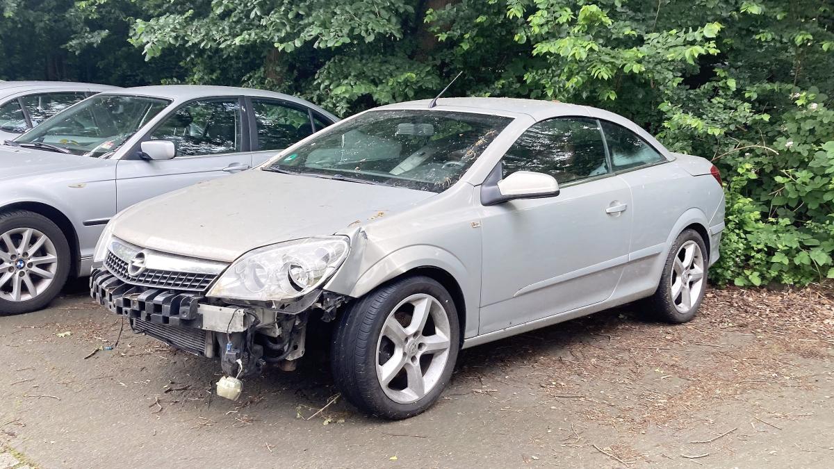 Schrottauto blockiert Parkplatz Ärger um Unfall-Opel in Rendsburg