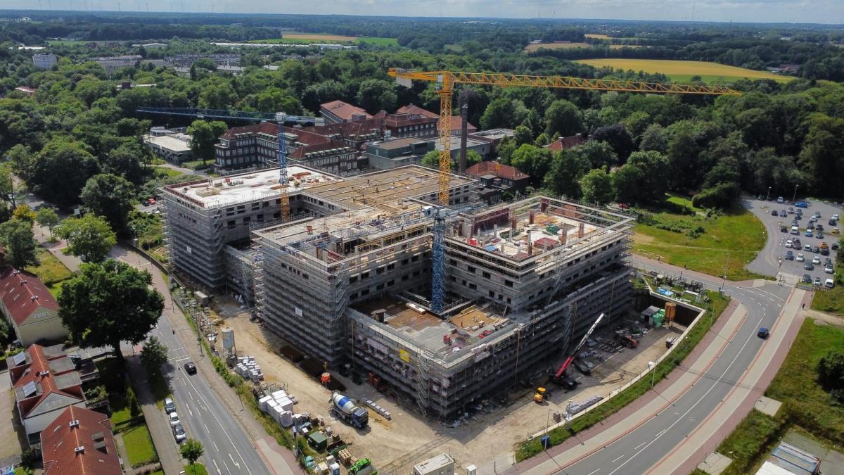 Vogelperspektive: Die Dimension des Delme Klinikums Delmenhorst