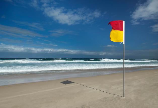 Rot, gelb oder schwarz: Was bedeuten diese 12 Flaggen am Strand?