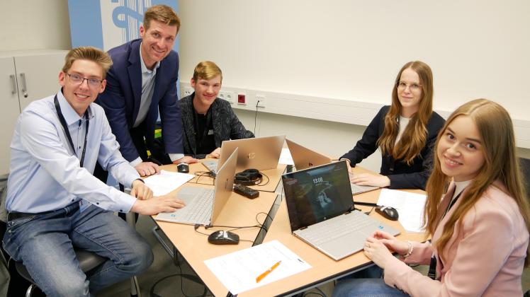 Schüler vom Gymnasium Melle als Online-Reporter im Landtag