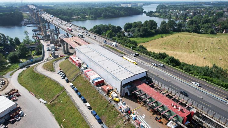 Rendsburg Teilstück der Rader Hochbrücke erreicht ersten Pfeiler