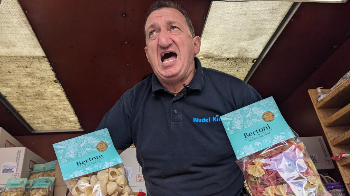 Marktschreier an Hafenspitze in Flensburg: Volle Tüten