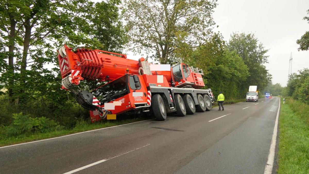 Unfall L121 bei Nortorf: 82-Tonnen-Kran rutscht in Straßengraben