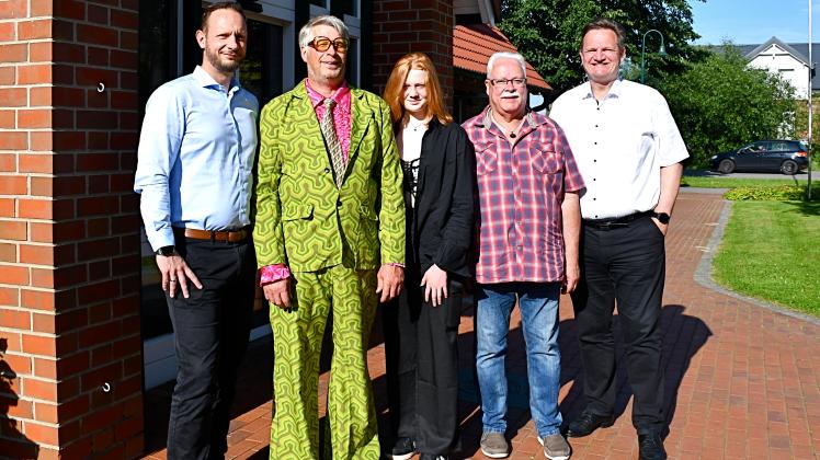 Windräder in der Marsch – „Männerhort“ im Haseldorfer Rinderstall