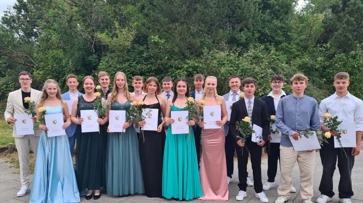 Froh und traurig: Schüler verlassen ihre Schule auf Föhr.