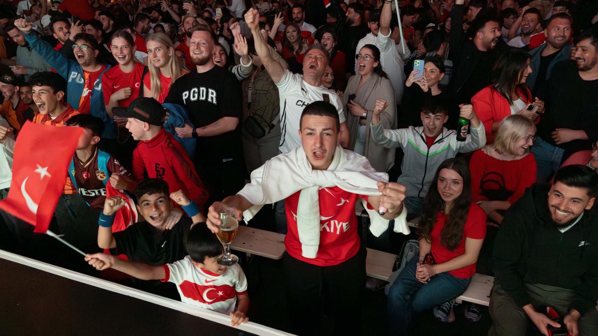 So feiern türkische Fans den Sieg ihres Teams in Osnabrück