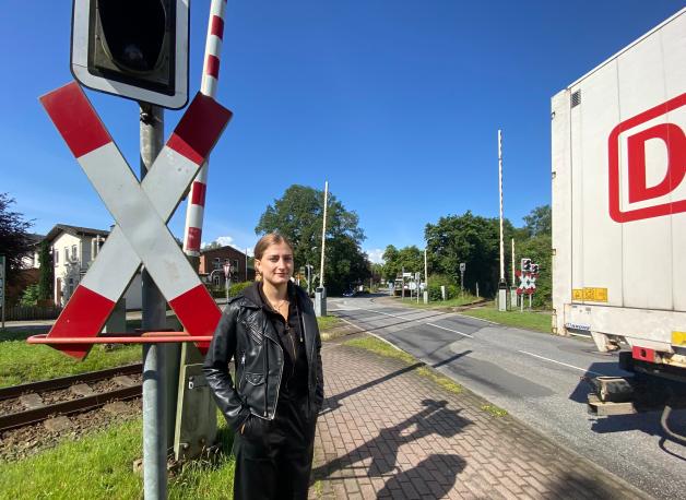 Aukrug Anastasia Mokris zieht bewusstlosen Mann vor Zug vom Gleis