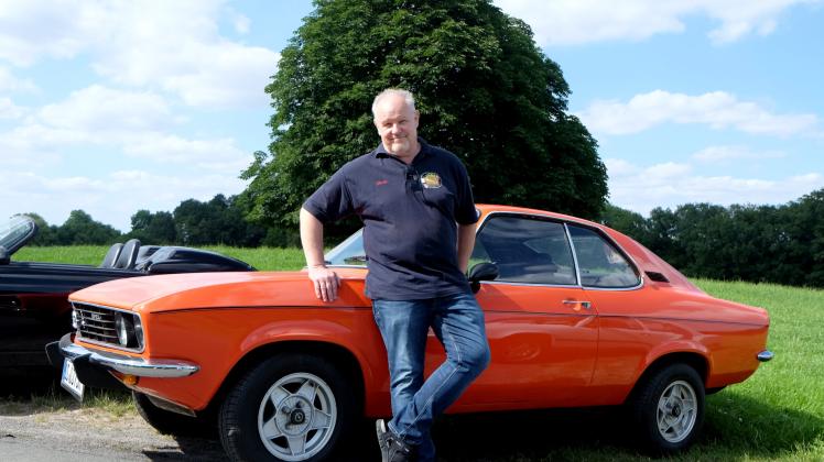 18. Ausfahrt der Oldtimerfreunde Hagen mit einem roten Manta