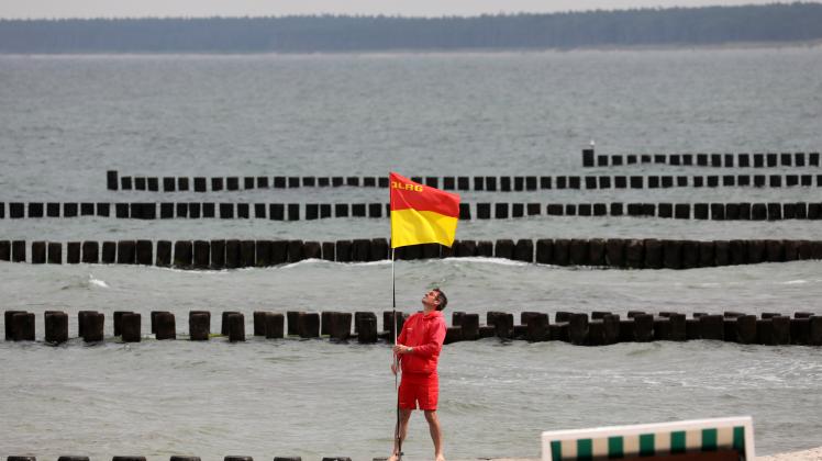 Rot, gelb oder schwarz: Was bedeuten diese 12 Flaggen am Strand?