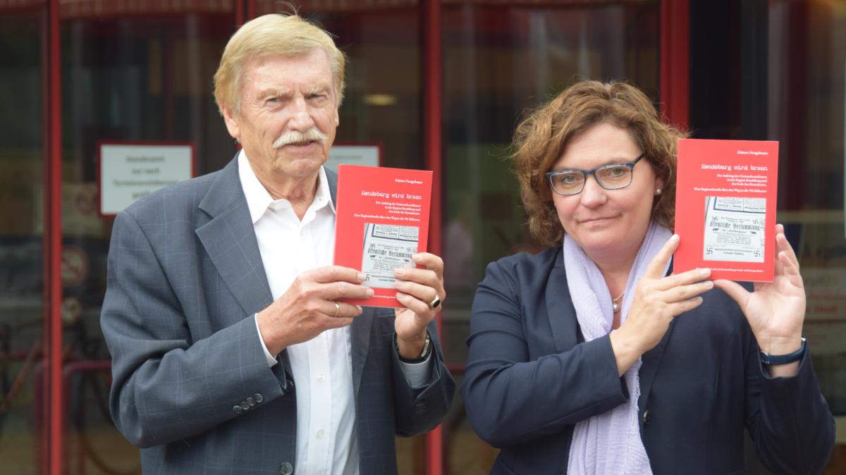 „Rendsburg wird braun“: Günter Neugebauer spendet Buch an Schulen