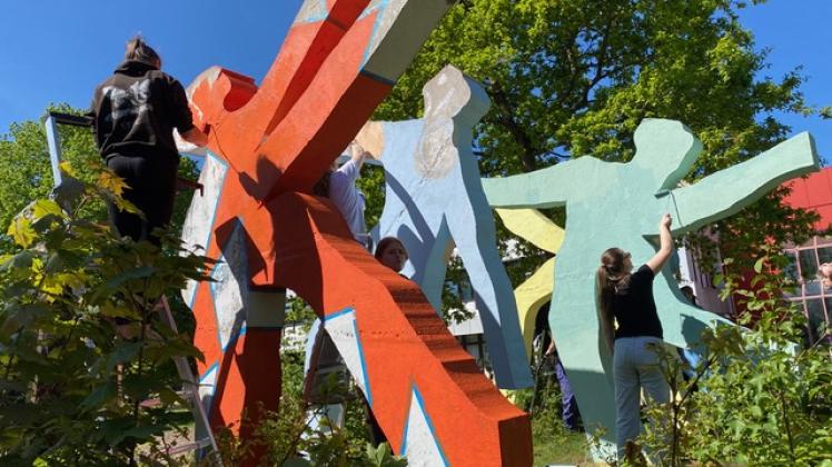 Fördegym Flensburg: Skulpturenpark von Jan Koblasa ist jetzt bunt