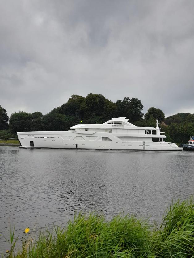 Amels 6008: Unfertige weiße Yacht auf Nord-Ostsee-Kanal Rendsburg